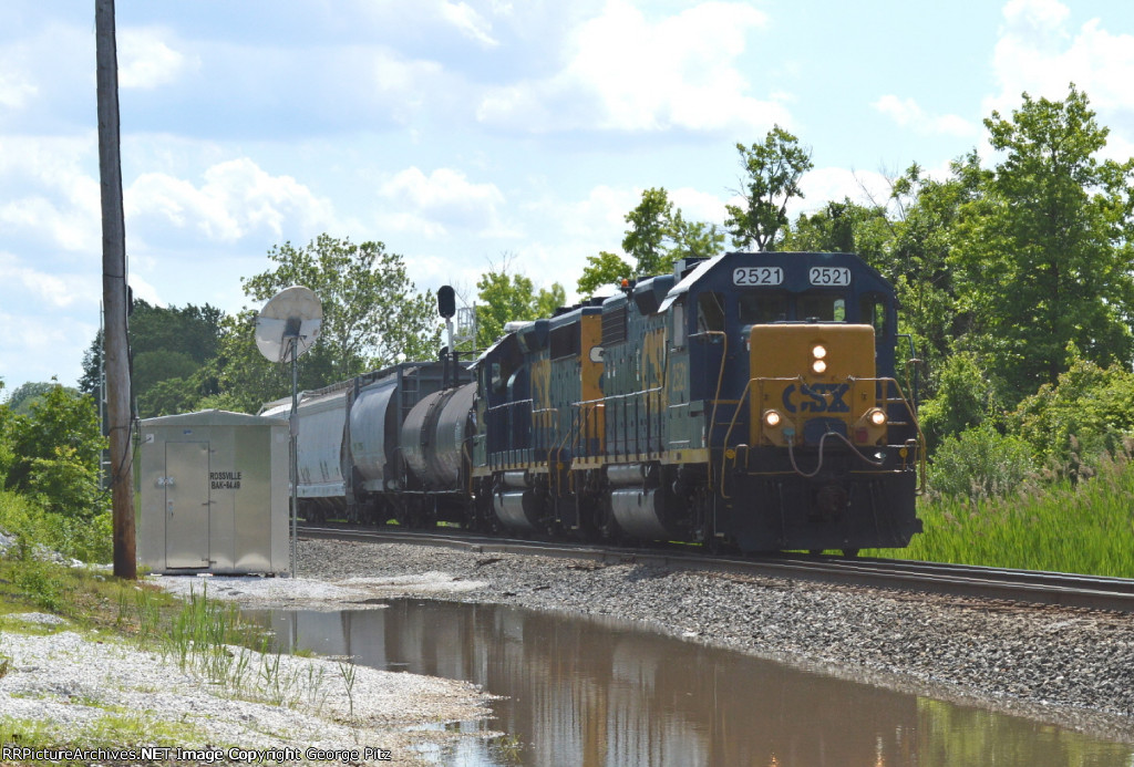 CSX 2521 and train D777